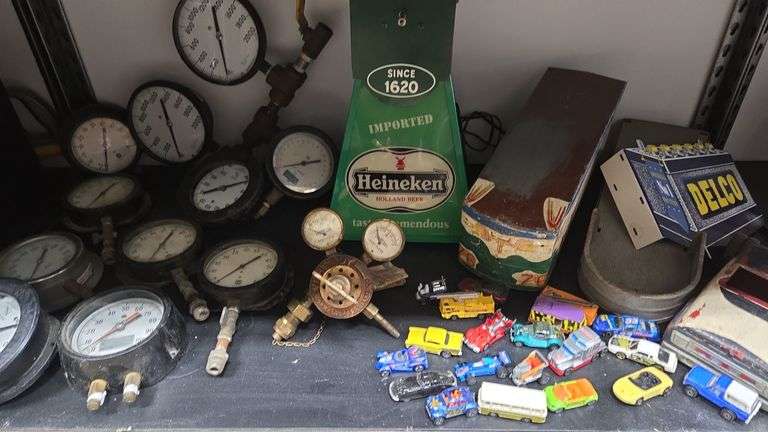 Lot Vintage Gauges, Beer Light, Matchbox / Hot Wheels Type Cars Etc ...