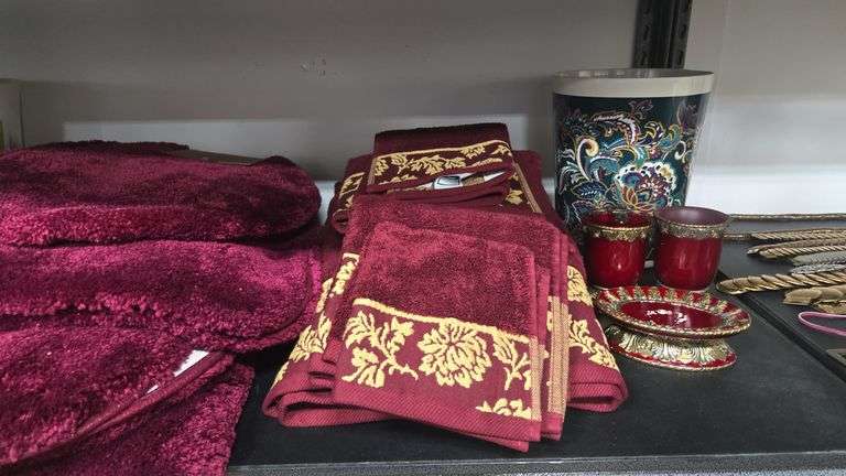 Lot Townhouse Bathroom Linens & Sink Decor - Dixon's Auction at Crumpton