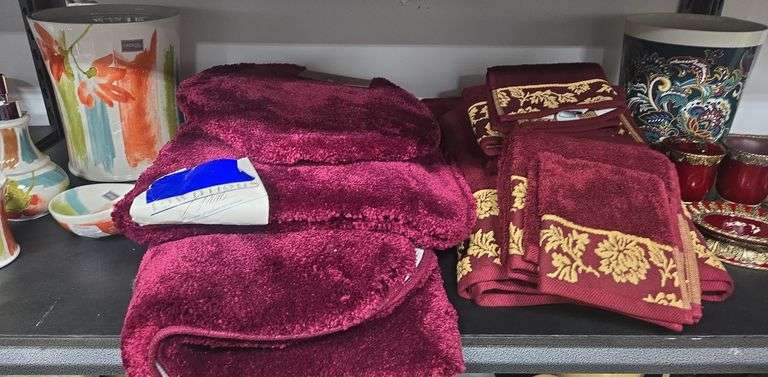 Lot Townhouse Bathroom Linens & Sink Decor - Dixon's Auction at Crumpton