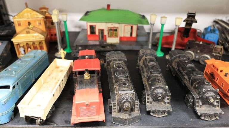 Collection of Vintage Model Railroad / Train Cars & Buildings Etc ...