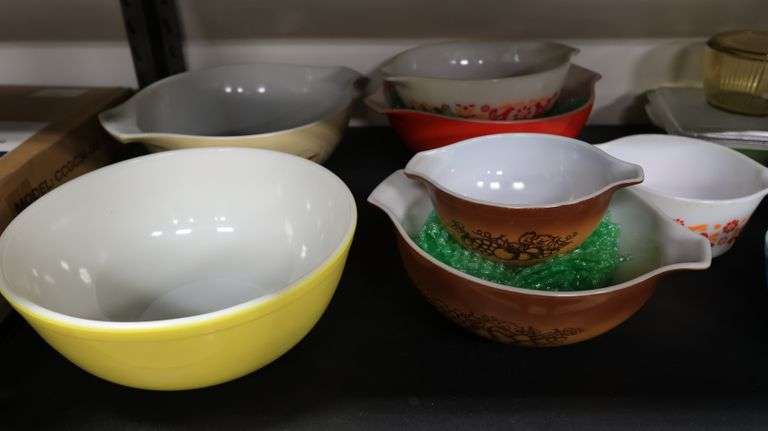Lot of Vintage Style Pyrex Bowls, Glass Refrigerator Dishes Etc ...