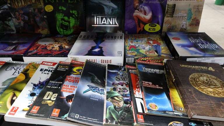 Lot of Computer Games & Player Guides - Dixon's Auction at Crumpton