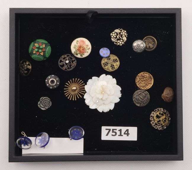 2 Tray of Vintage Buttons - Dixon's Auction at Crumpton