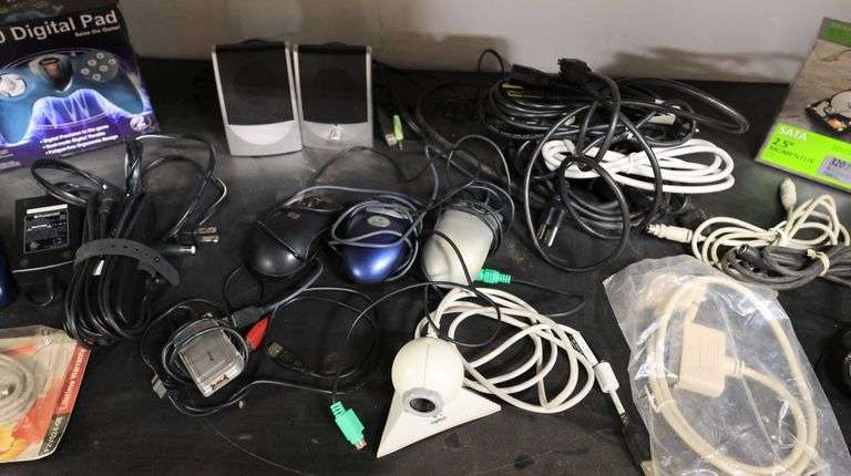 Lot of Computer Mice, Controllers, Cables, Speakers, Camera Etc ...