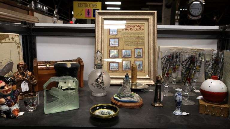 Lot Pirate / Ship Beer Glasses, Naval Photo Album, Bobber Bookends ...