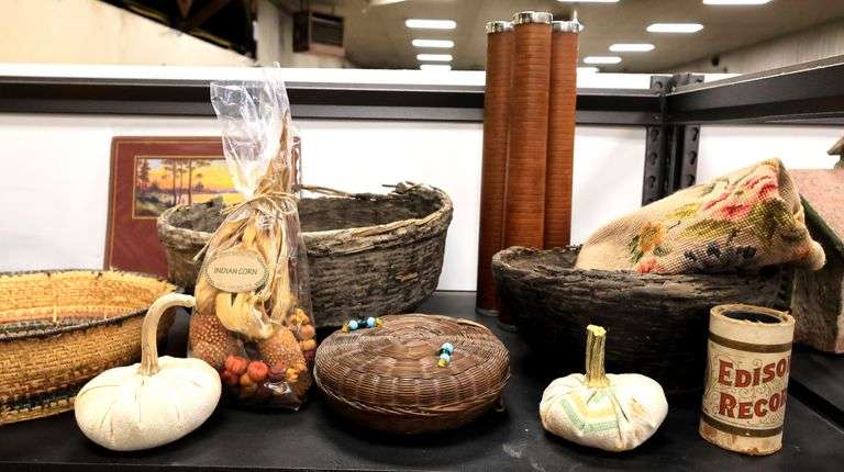 Lot of Fall Decor, Harvest Baskets, Pumpkins, Primitive Baskets Etc ...