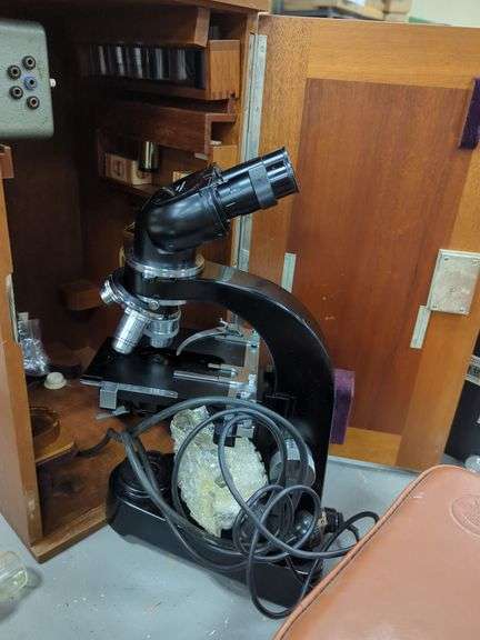 Vintage Ernst Leitz Microscope with Case - Dixon's Auction at Crumpton