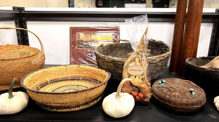 Lot of Fall Decor, Harvest Baskets, Pumpkins, Primitive Baskets Etc ...