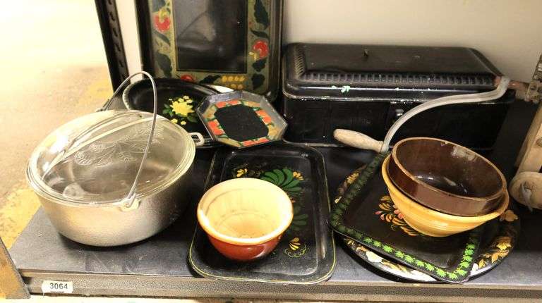 Lot Vintage Guardian Ware Pot, Toleware Trays, Clothes Wringer Etc ...