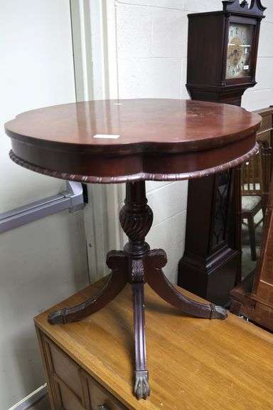 Federal Style Mahogany Stand - Dixon's Auction at Crumpton