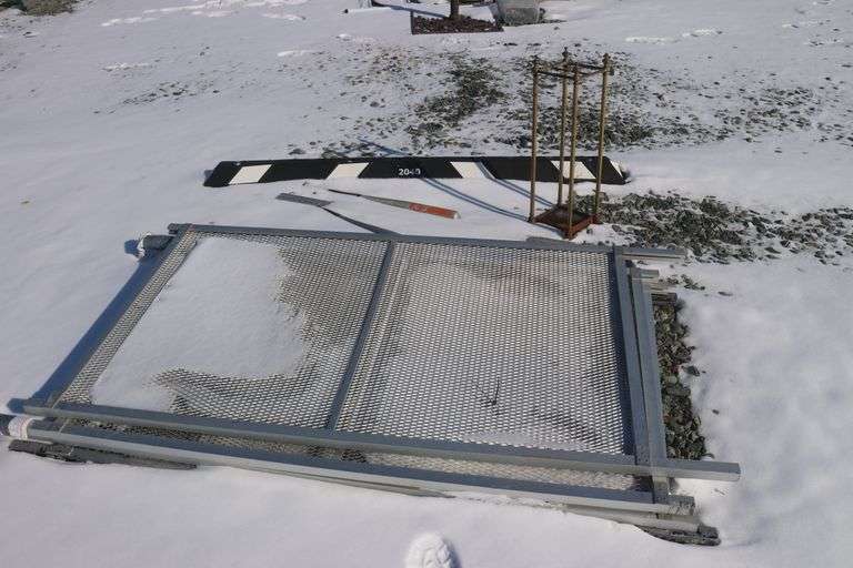 *NO STORAGE* Lot of Aluminum Screens - Dixon's Auction at Crumpton
