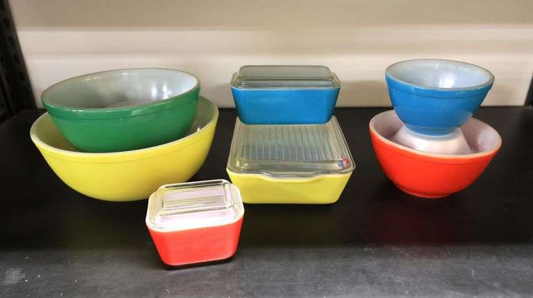 Lot Vintage Pyrex Bowls - Dixon's Auction at Crumpton