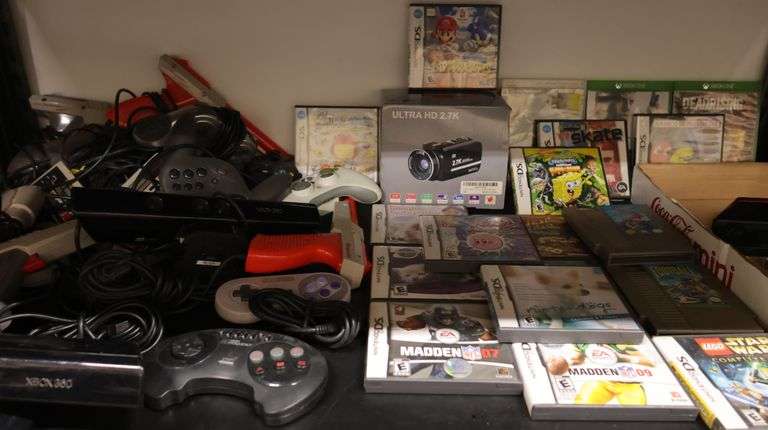 Lot of Vintage Video Game Controllers, Nintendo Ds Games, Consoles Etc ...