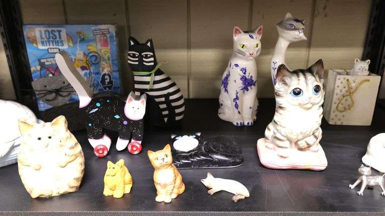 Generous Collection of Cat Figurines & Decor - Dixon's Auction at Crumpton