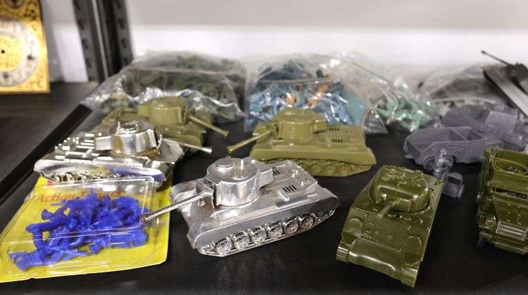 Collection of Plastic Miniature Army Men & Soldiers, Tanks Etc. - Dixon ...