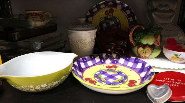Lot Enamelware Kettle, Pyrex Mixing Bowl, Cookie Jar, Casserole Dishes ...