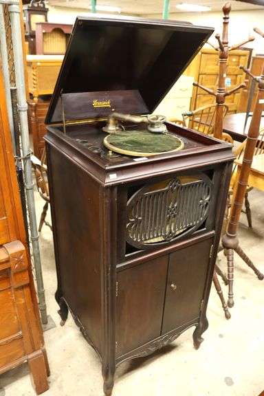 Antique Brunswick Phonograph - Dixon's Auction at Crumpton