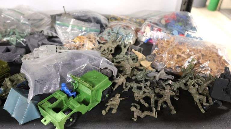 Collection of Plastic Miniature Army Men & Soldiers, Tanks Etc. - Dixon ...