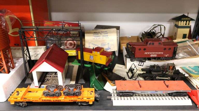 Lot of Vintage Model Railroad Train Set Parts & Cars By Lionel Etc ...