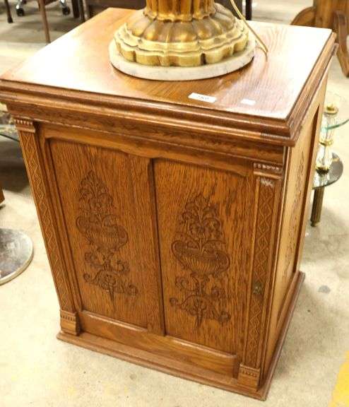 Modern Oak End Table - Dixon's Auction at Crumpton