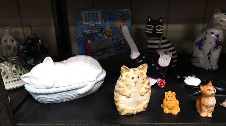 Generous Collection of Cat Figurines & Decor - Dixon's Auction at Crumpton