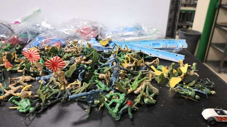 Collection of Plastic Miniature Army Men & Soldiers - Dixon's Auction ...
