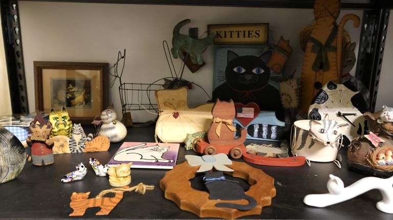 Collection of Cat Decor, Figurines & Wall Art - Dixon's Auction at Crumpton