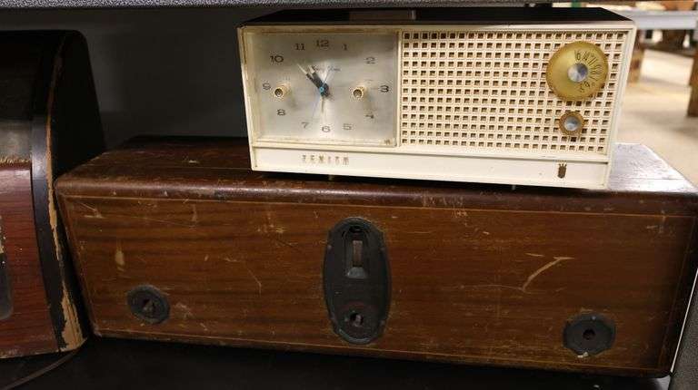 (3) Vintage & Antique Radios - Dixon's Auction at Crumpton