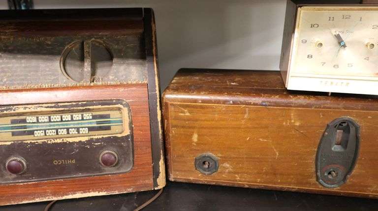 (3) Vintage & Antique Radios - Dixon's Auction at Crumpton