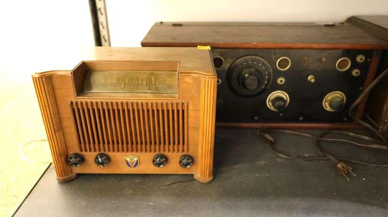 Lot of (4) Vintage Table Top Radios - Dixon's Auction at Crumpton