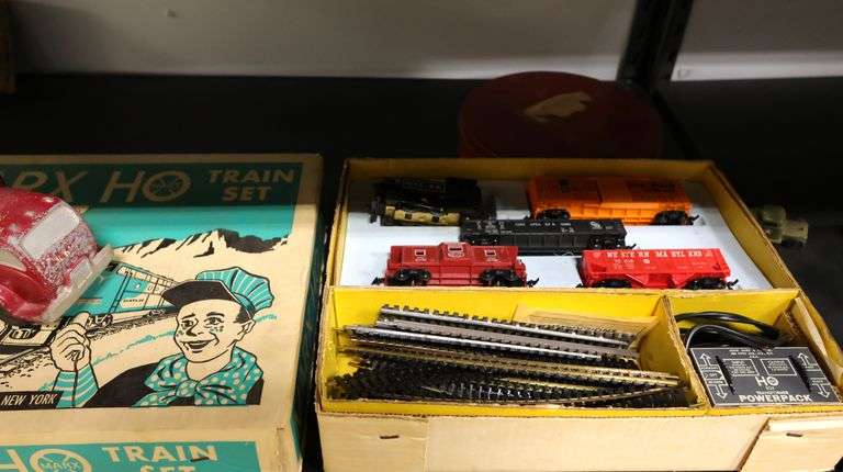 Lot of Vintage Matchbox / Hot Wheels Toy Cars, Marx Train Set Etc ...
