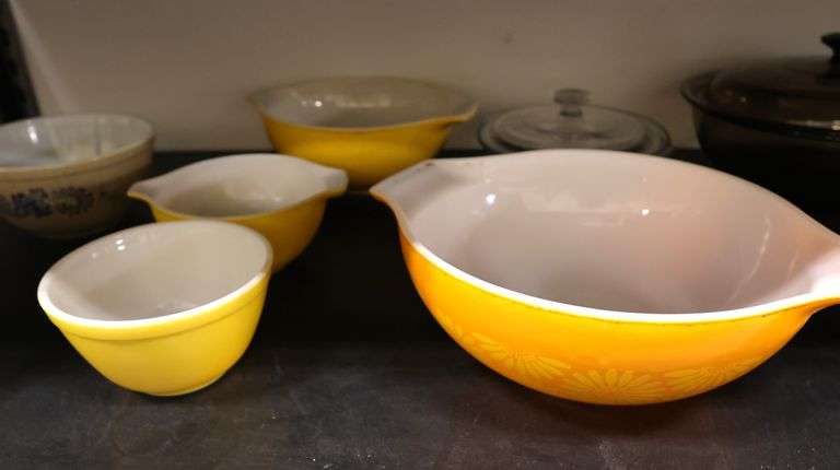 Lot of Vintage Pyrex Bowls - Dixon's Auction at Crumpton
