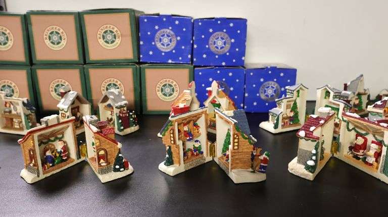 Lot of Reindeer Run Christmas Decorations - Dixon's Auction at Crumpton