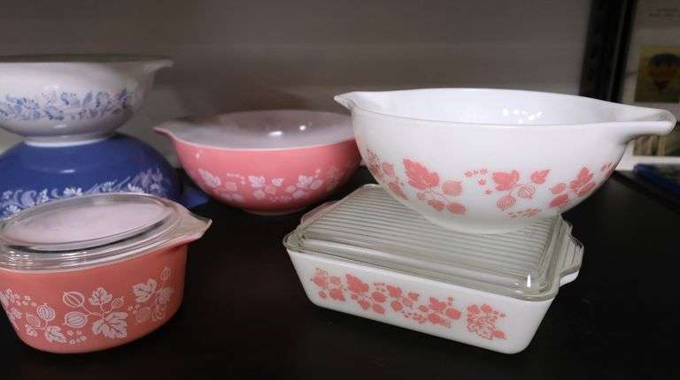 Lot of Vintage Style Pyrex Bowls - Dixon's Auction at Crumpton