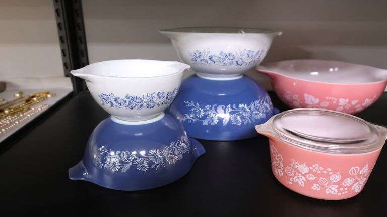 Lot of Vintage Style Pyrex Bowls - Dixon's Auction at Crumpton