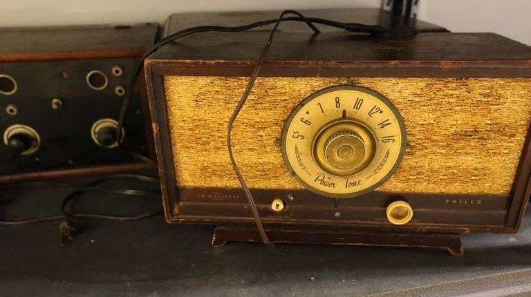 Lot of (4) Vintage Table Top Radios - Dixon's Auction at Crumpton