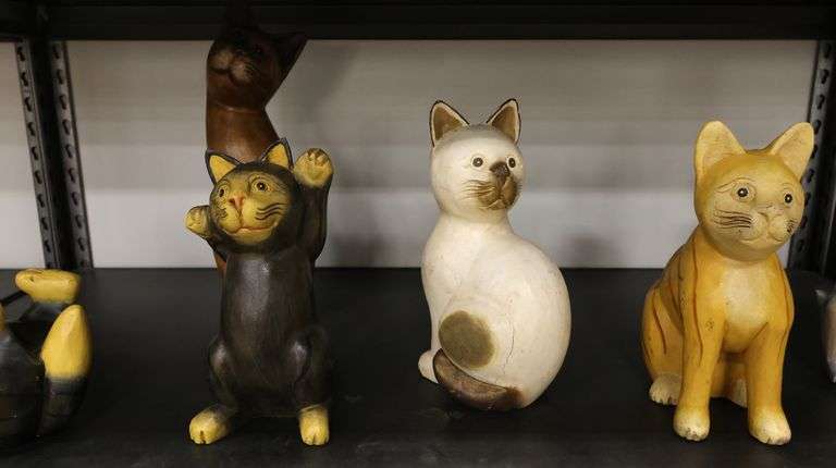 Collection of Wooden Cat Figurines - Dixon's Auction at Crumpton