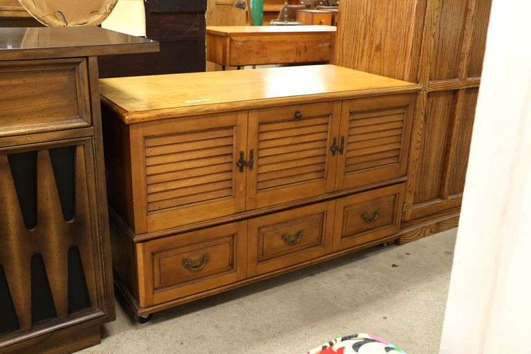 Lane Farmhouse Maple Cedar Chest - Dixon's Auction at Crumpton