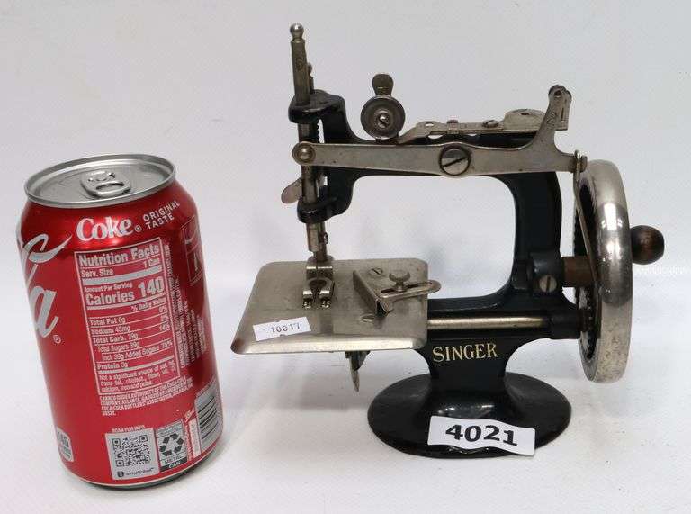 Antique Singer Toy Sewing Machine - Dixon's Auction at Crumpton