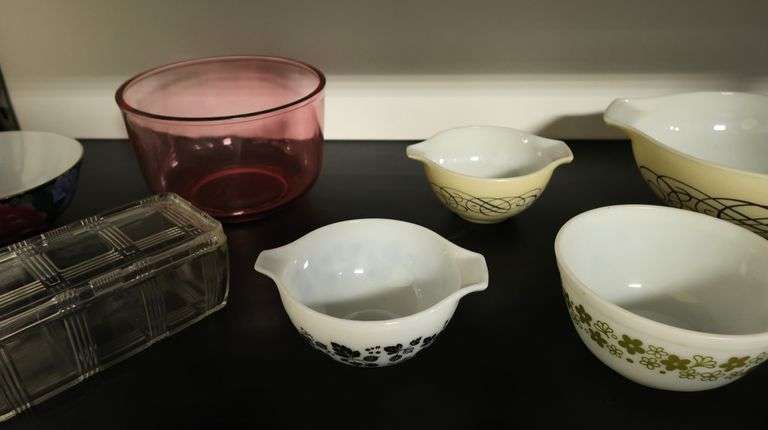 Lot of Vintage Style Pyrex Bowls, Fridge Dishes & Cranberry Bowl Etc ...