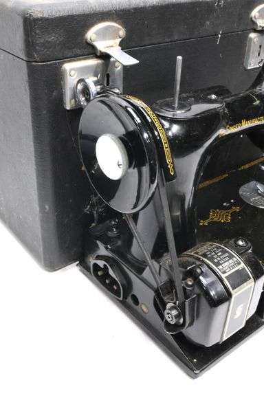 Singer Featherweight Sewing Machine - Dixon's Auction at Crumpton