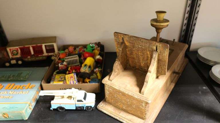 Lot Vintage Toys, Stock Market Game, Crank Style Wall Phone Etc ...