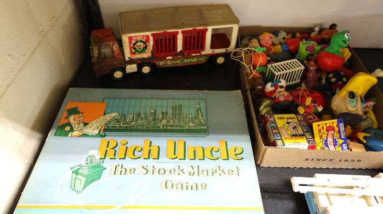 Lot Vintage Toys, Stock Market Game, Crank Style Wall Phone Etc ...