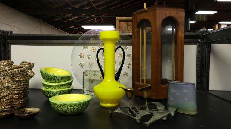 Lot Vintage Holt Howard Cantaloupe Bowls, Art Glass & Coral Pottery ...