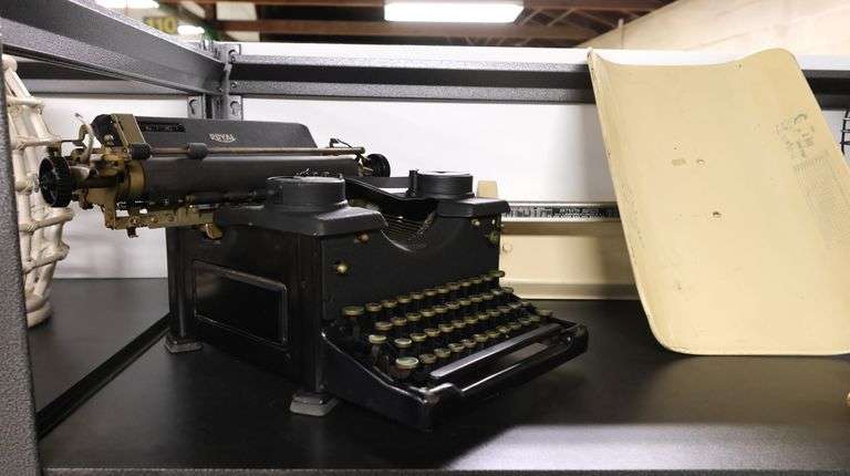 Lot Vintage Royal Typewriter, Desk Fan, Baby Scale, Wooden Snake Etc ...