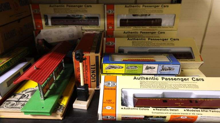 Lot of Vintage Model Railroad Train Cars By Con-Cor, Lionel Etc ...