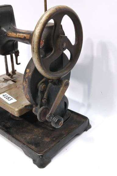 Antique New Home Little Worker Sewing Machine - Dixon's Auction at Crumpton