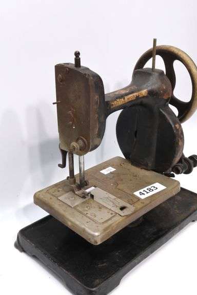 Antique New Home Little Worker Sewing Machine - Dixon's Auction at Crumpton