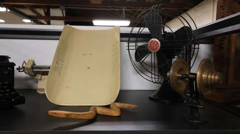 Lot Vintage Royal Typewriter, Desk Fan, Baby Scale, Wooden Snake Etc ...