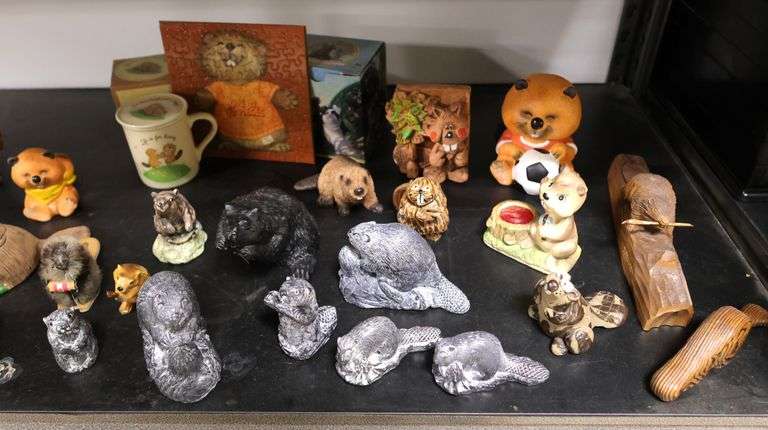 Lot of Vintage & Modern Beaver Figurines - Dixon's Auction at Crumpton
